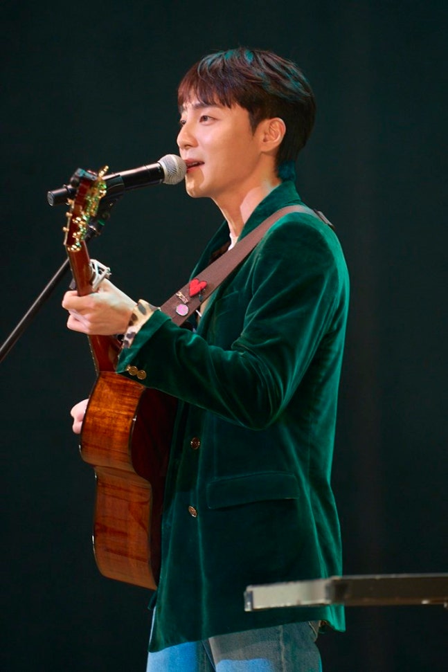 Roy Kim Successfully Completes Live Concert in Japan... "Thanks to My ...
